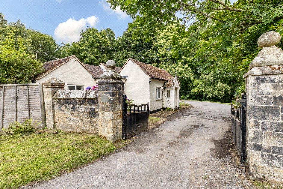 Wallage Lane, Rowfant, CRAWLEY, West... 4 bed bungalow - £750,000