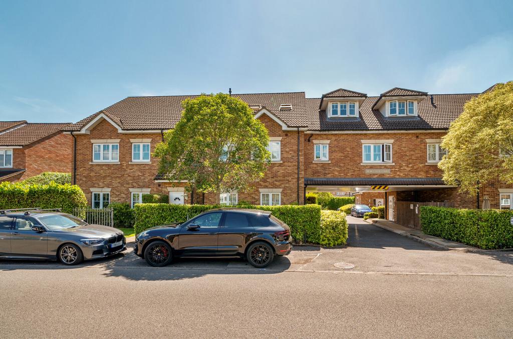 Murrells Lane, Camberley, Surrey, GU15 2 bed maisonette - £300,000