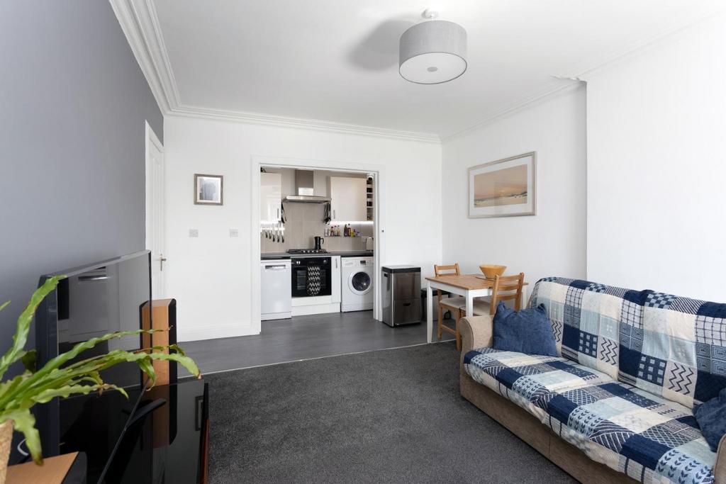 High Street, Kirkcaldy, KY1 2 bed flat - £89,950