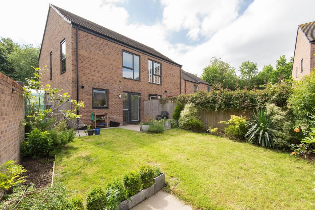 Park Grange Drive, Sheffield S2 2 bed semi-detached house - £240,000
