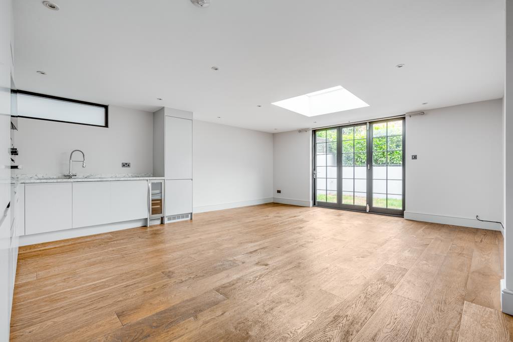 Fulham Road, London SW6 2 bed flat - £800,000