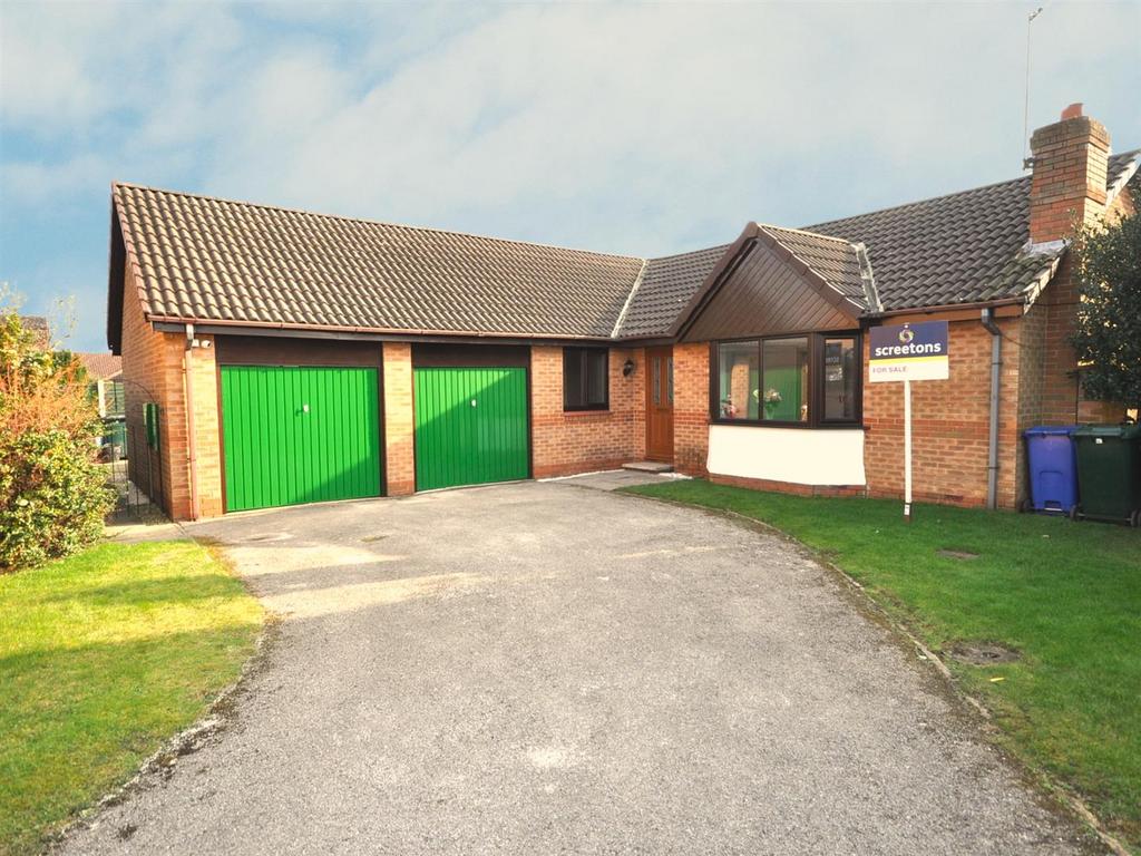 St. Marys Drive, Dunsville, Doncaster 3 bed detached bungalow - £265,000