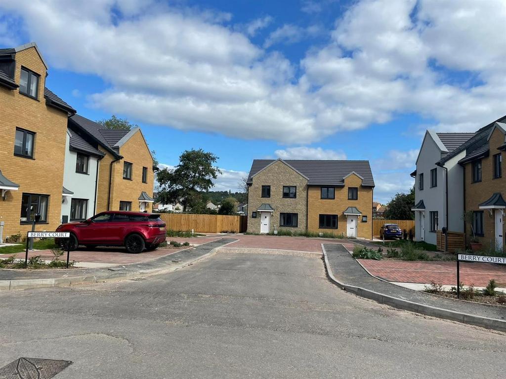 Four Mills Court, Newport NP19 3 bed terraced house - £1,225 pcm (£283 pw)