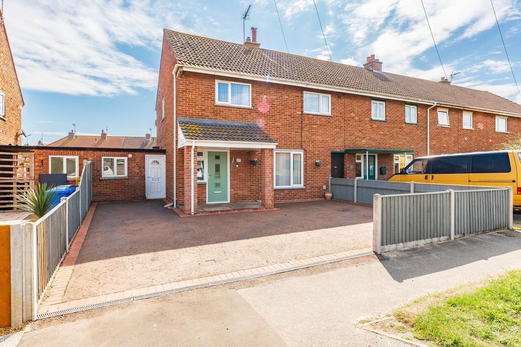 Eastwood Avenue, Lowestoft 4 bed end of terrace house - £260,000