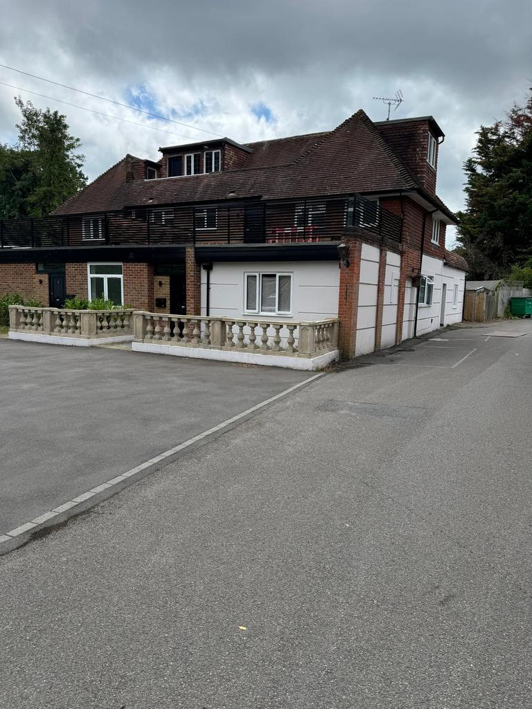 Kingswick Drive, SL5 1 bed flat - £1,500 pcm (£346 pw)