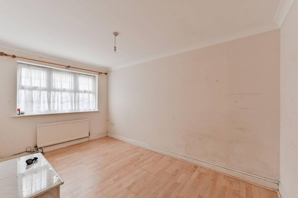OSIER CRESCENT, LONDON, N10 1QZ... 2 bed flat - £2,000 pcm (£462 pw)