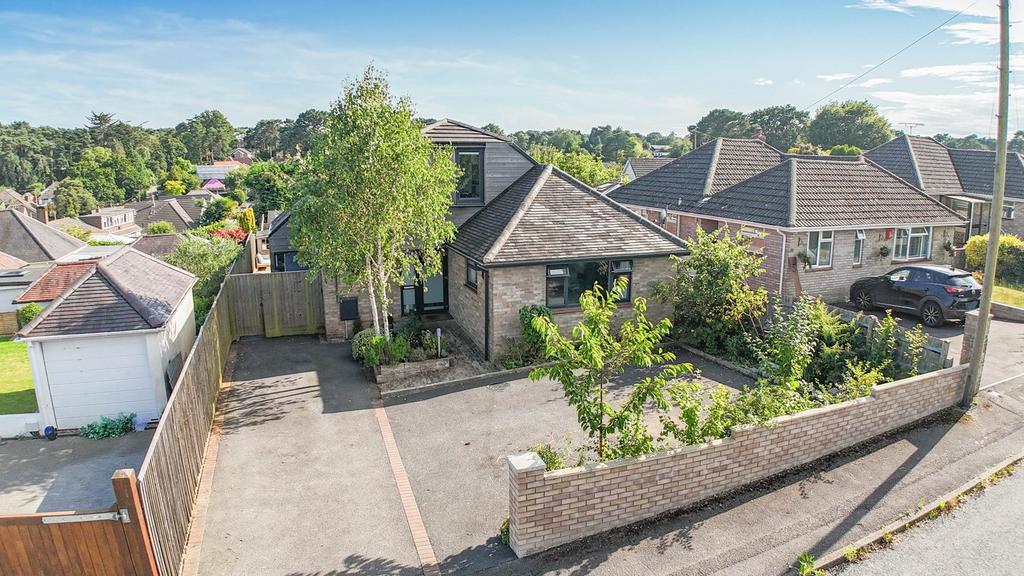 Insley Crescent, Broadstone, BH18 5 bed chalet - £795,000