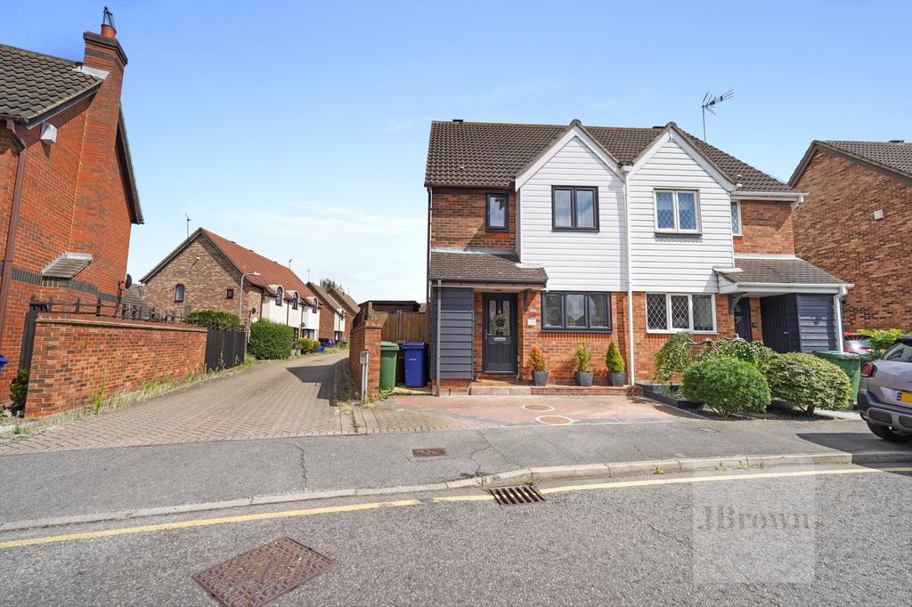 Astley Grays, Essex, RM17 6UY 3 bed semi-detached house - £445,000