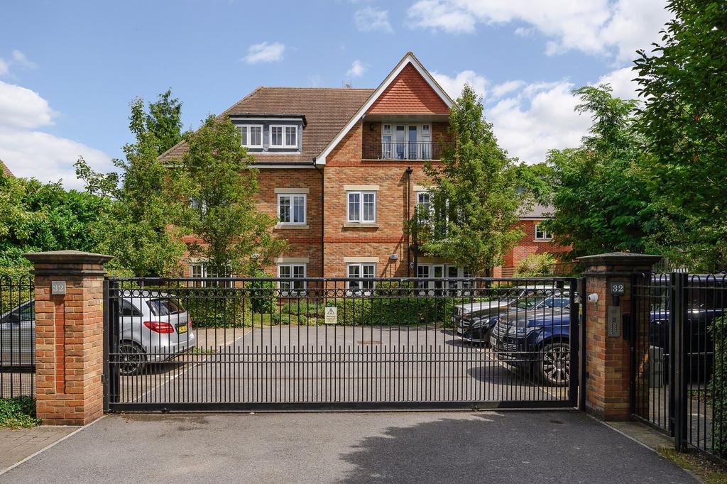 Between Streets, Cobham, KT11 2 bed flat - £1,900 pcm (£438 pw)