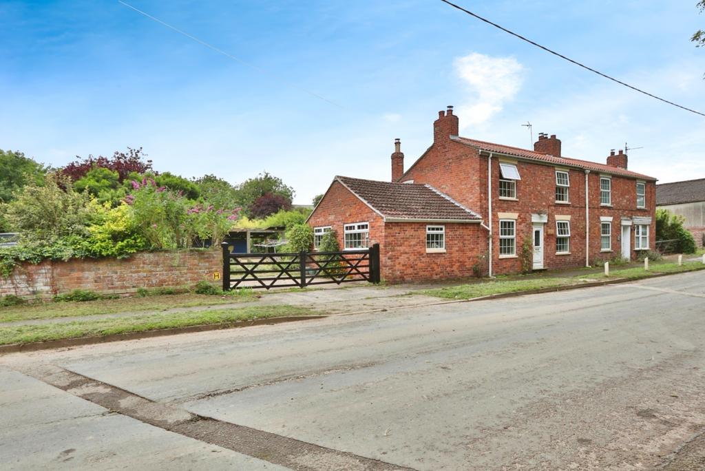Humber Lane, Skeffling, Hull, HU12 0UX 3 bed semi-detached house - £260,000