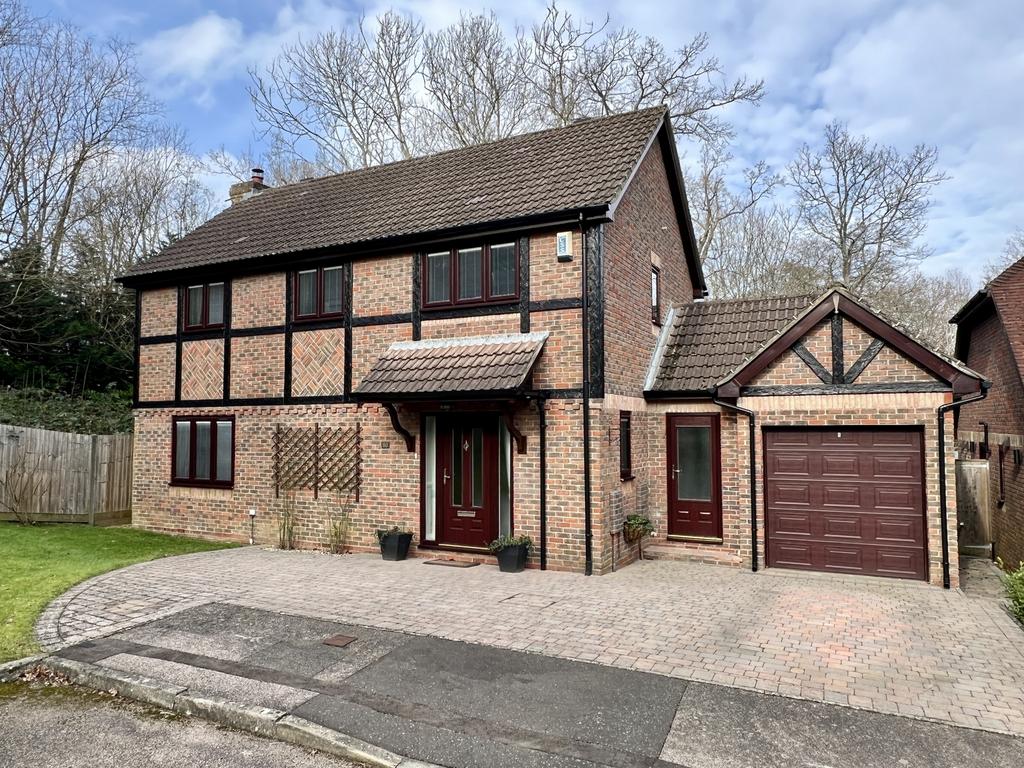 Sergison Close, Haywards Heath, RH16 4 bed house - £725,000