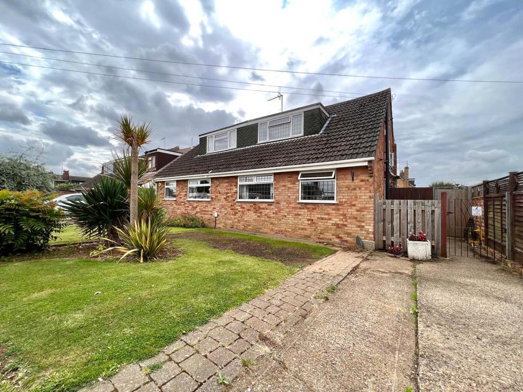 Manor Close, Harpole... 3 bed semi-detached house - £290,000