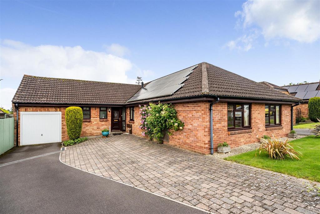 Elizabeth Drive, Devizes 4 bed detached bungalow - £495,000