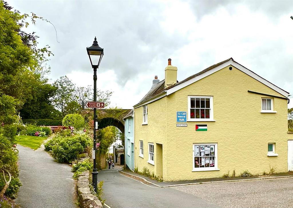 Castle Street, Totnes 3 bed semi-detached house - £675,000