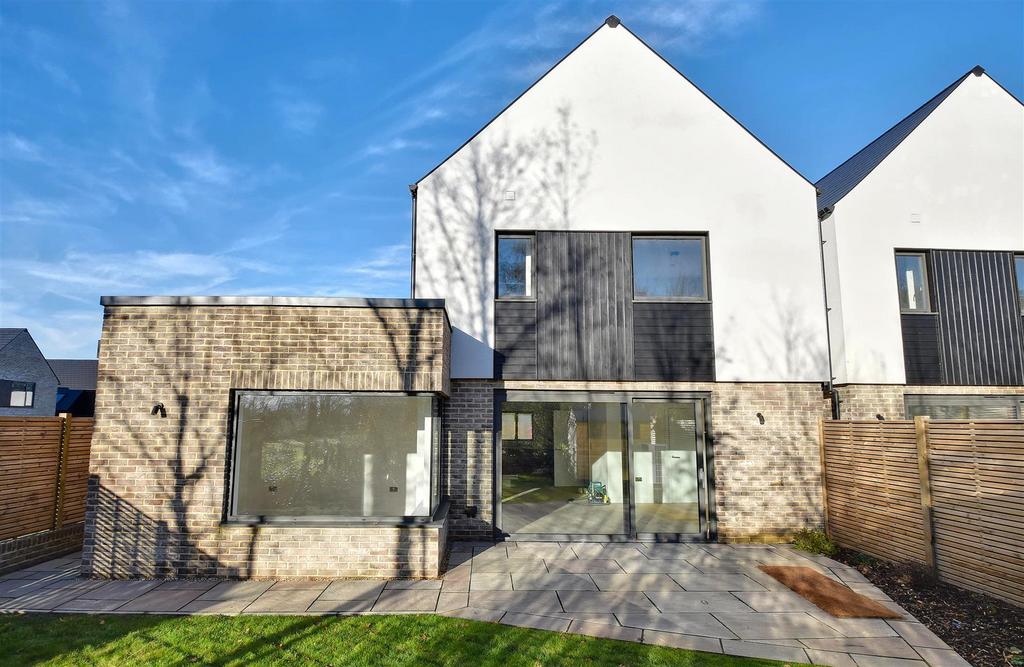 Sandpiper Close, Appledore 3 bed detached house - £640,000