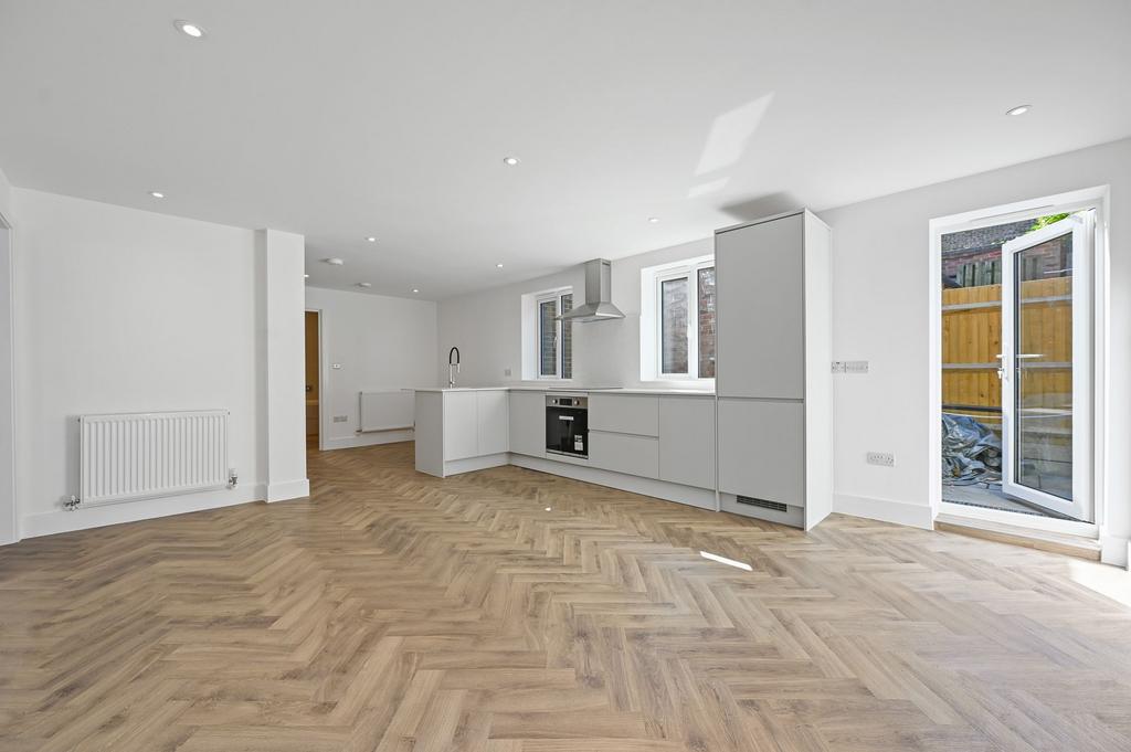 170 High Street, Banstead, SM7 3 bed apartment - £2,250 pcm (£519 pw)