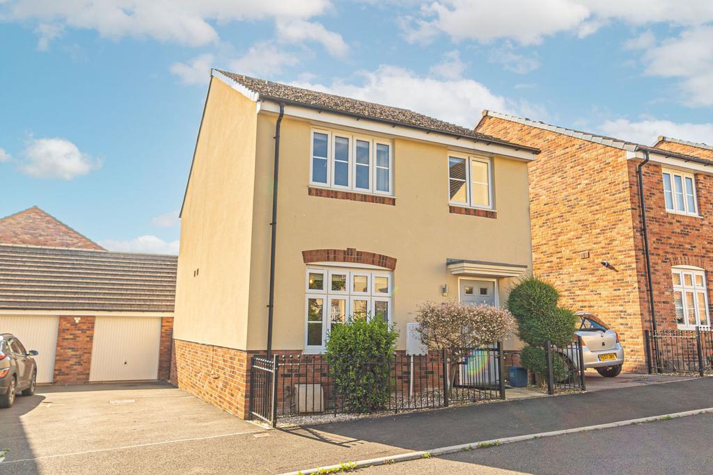 Clos Ystwyth, Caldicot, NP26 4 bed detached house - £350,000