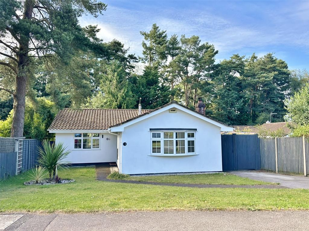 Birchwood Drive, Alderholt... 3 bed bungalow - £415,000