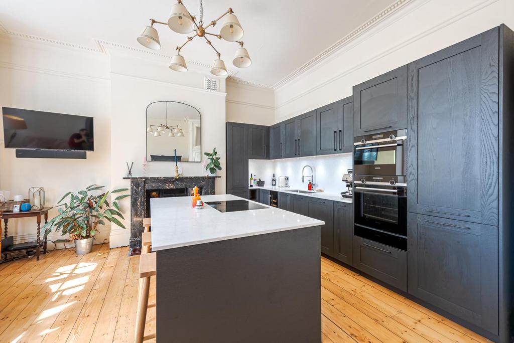 Larkhall Rise, London SW4 3 bed flat - £3,748 pcm (£865 pw)