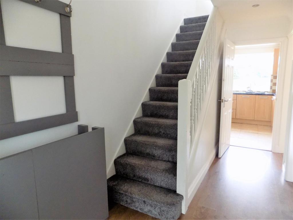 Abbey Rd, Bingham, NG13 3 bed detached house - £1,100 pcm (£254 pw)