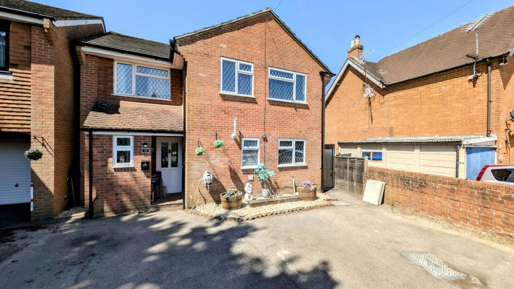 Liphook Road, Bordon GU35 4 bed detached house - £479,950