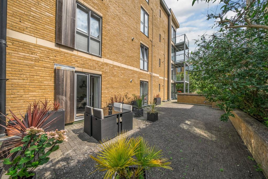 Blagrove Road, Teddington, TW11 2 bed flat - £575,000