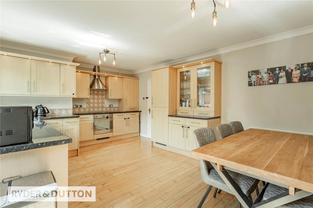 Mount View Road, Shaw, Oldham... 3 bed semi-detached house - £265,950