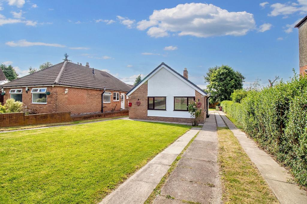 Rotherham Road, Killamarsh, S21 3 bed detached bungalow - £285,000
