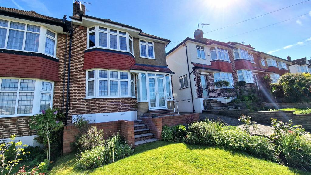 East Barnet, EN4 8LW 3 bed semi-detached house - £2,400 pcm (£554 pw)