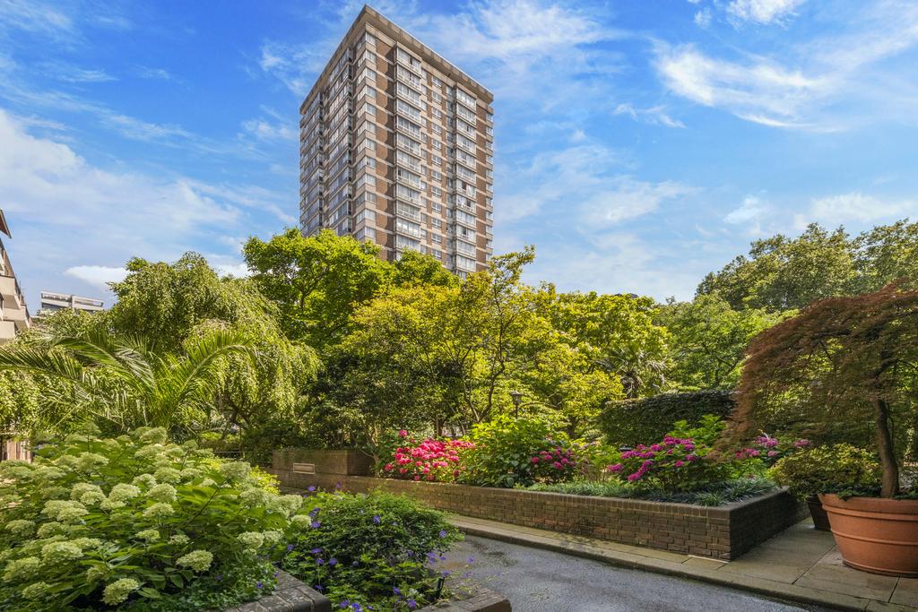 Quadrangle Tower, Cambridge Square... 1 bed flat - £475,000
