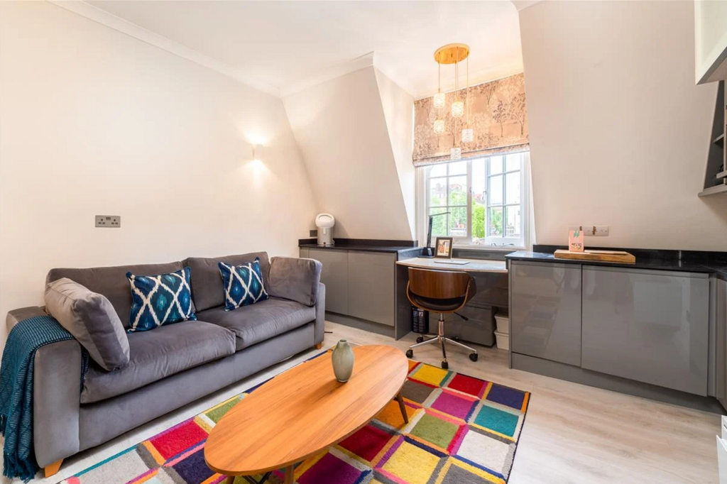 Draycott Place (56), Chelsea, London... Studio - £3,250 pcm (£750 pw)