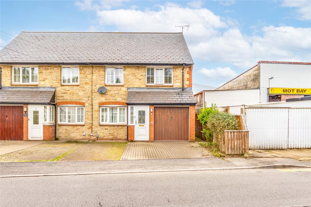 Stratton Road, Swindon SN1 3 bed semi-detached house - £1,300 pcm (£300 pw)