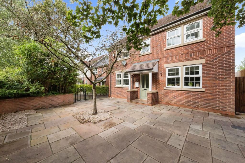 Galloway Green, Congleton CW12 5 bed detached house - £260,000