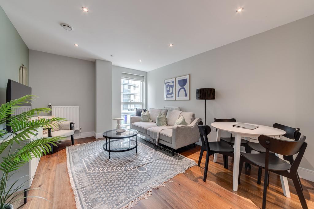 Jackson Tower, 1 Lincoln Plaza, London 1 bed flat - £375,000