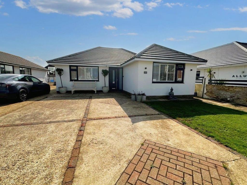 Sunview Avenue, Peacehaven, BN10 8PJ 3 bed detached bungalow - £599,500