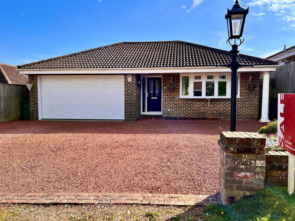 Tor Road West, Peacehaven, BN10 7SU 4 bed detached bungalow - £550,000