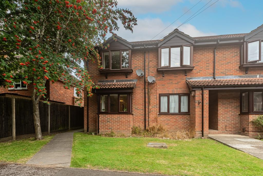 Fleet GU51 1 bed maisonette - £180,000
