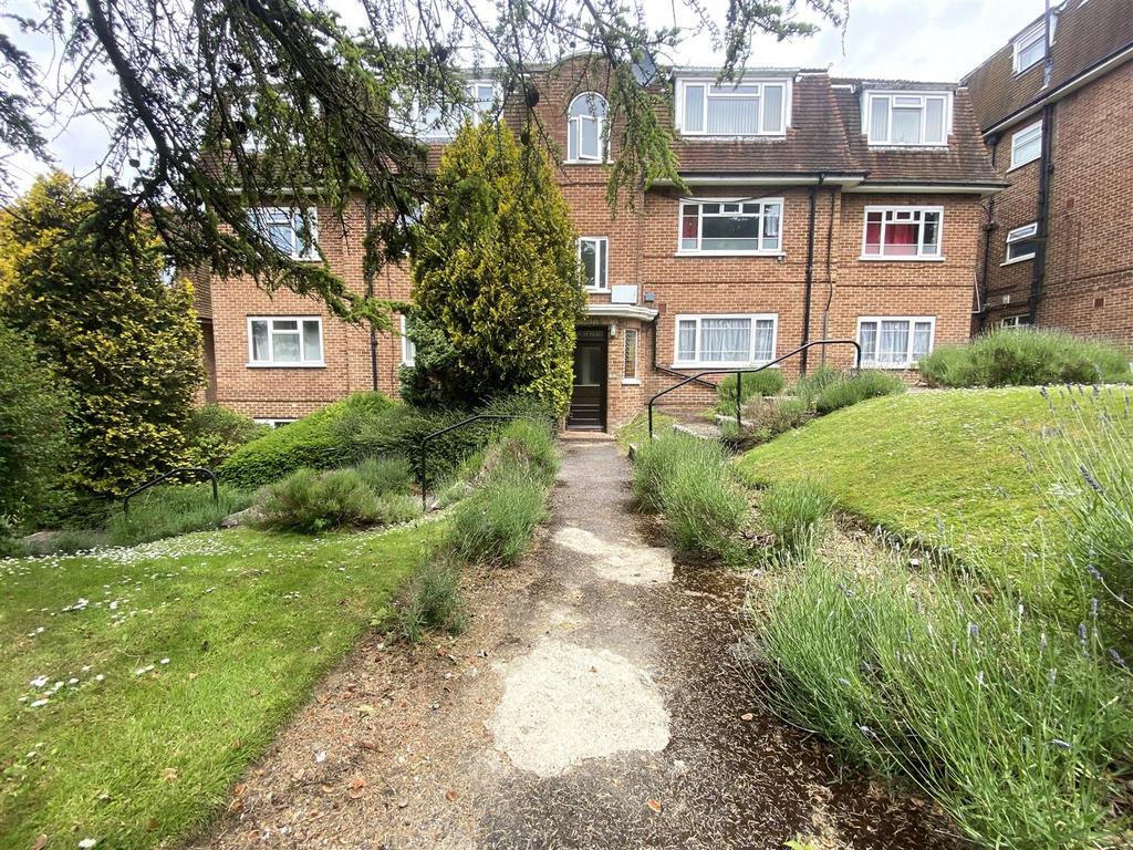 Withdean Court, London Road Studio - £950 pcm (£219 pw)