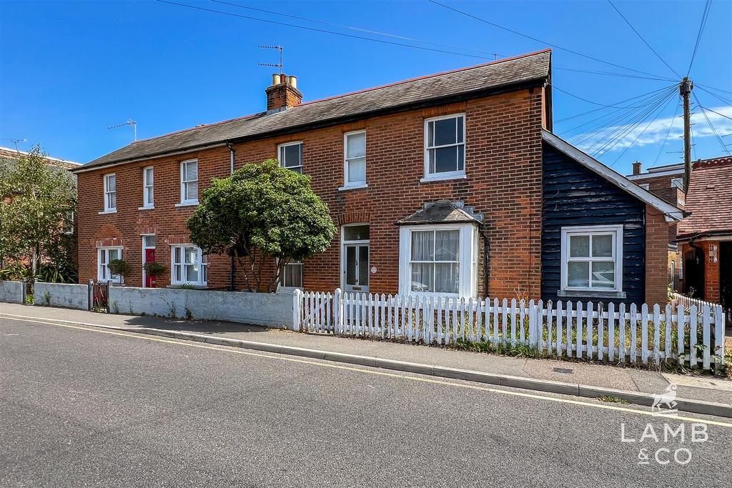 Old Road, Frinton-On-Sea CO13 3 bed semi-detached house - £375,000