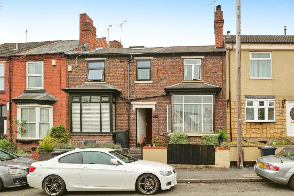 High Street, Stourbridge DY8 2 bed terraced house - £165,000