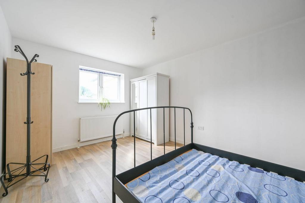 Western Road, Mitcham, CR4 1 bed flat - £1,550 pcm (£358 pw)