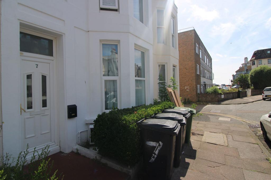 Bourne Street, Eastbourne BN21 1 bed flat - £800 pcm (£185 pw)