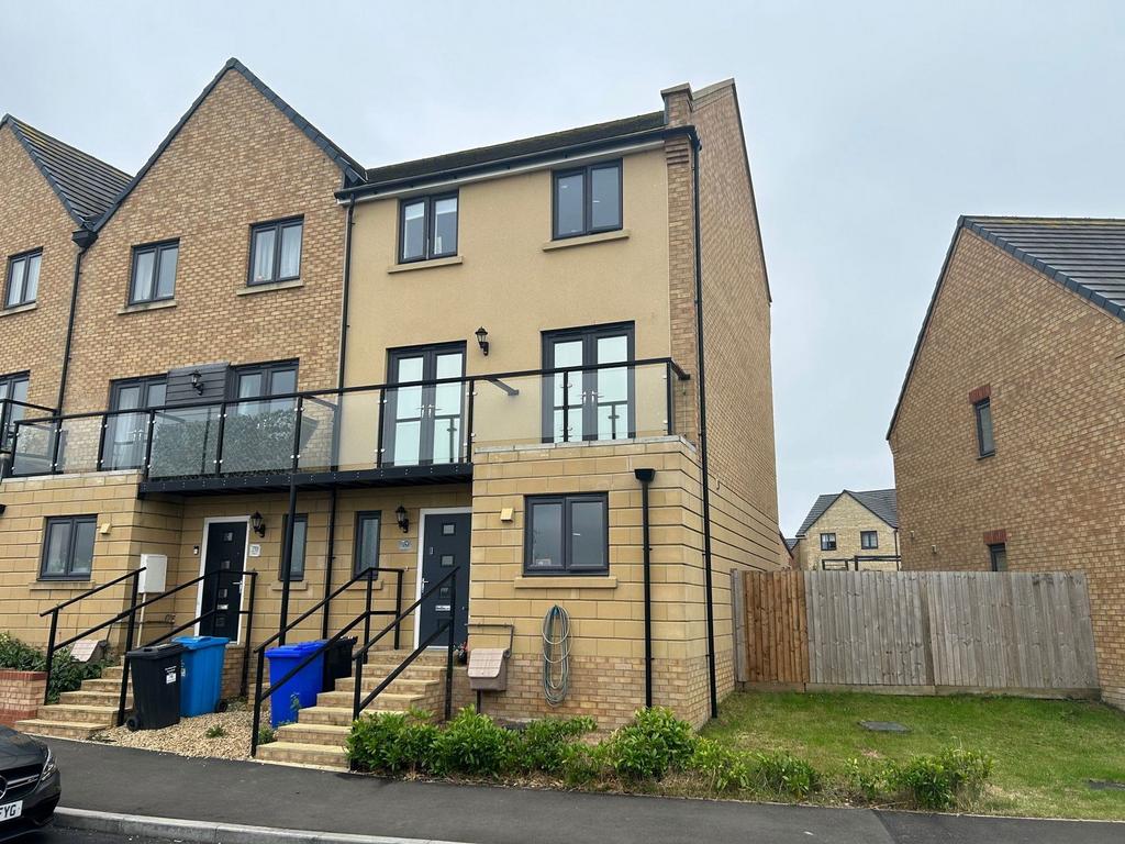Kestrel Road, Weldon NN17 4 bed end of terrace house - £315,000