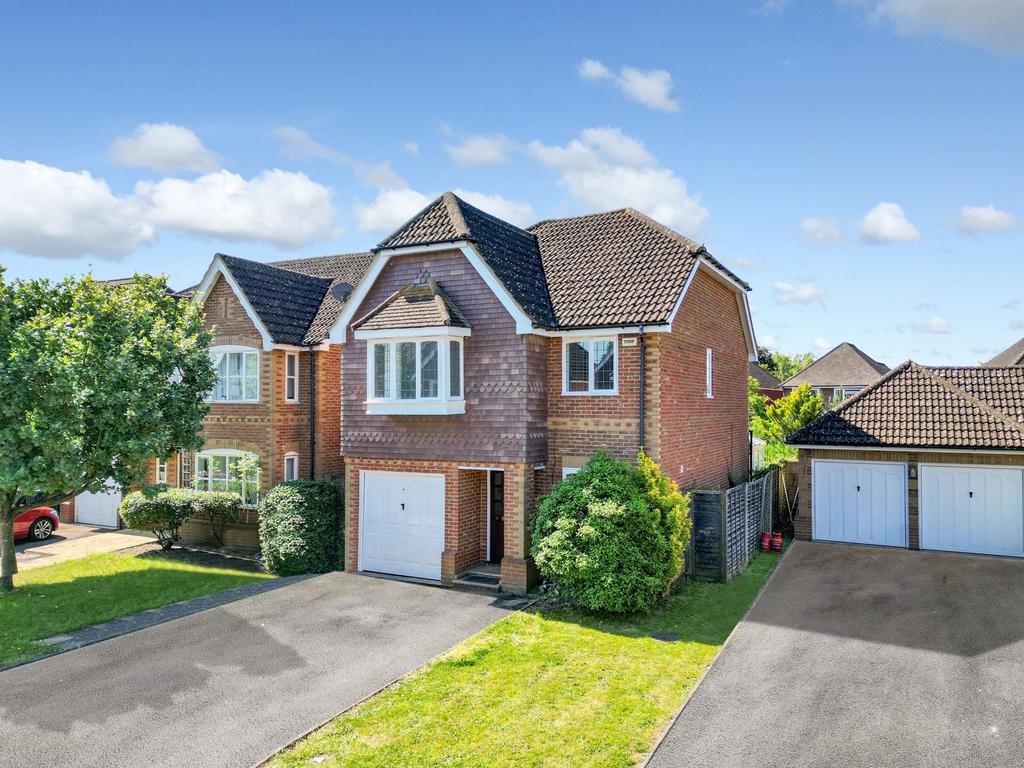 Maitland Close Walton On Thames Kt12 4 Bed Detached House £2 750 Pcm