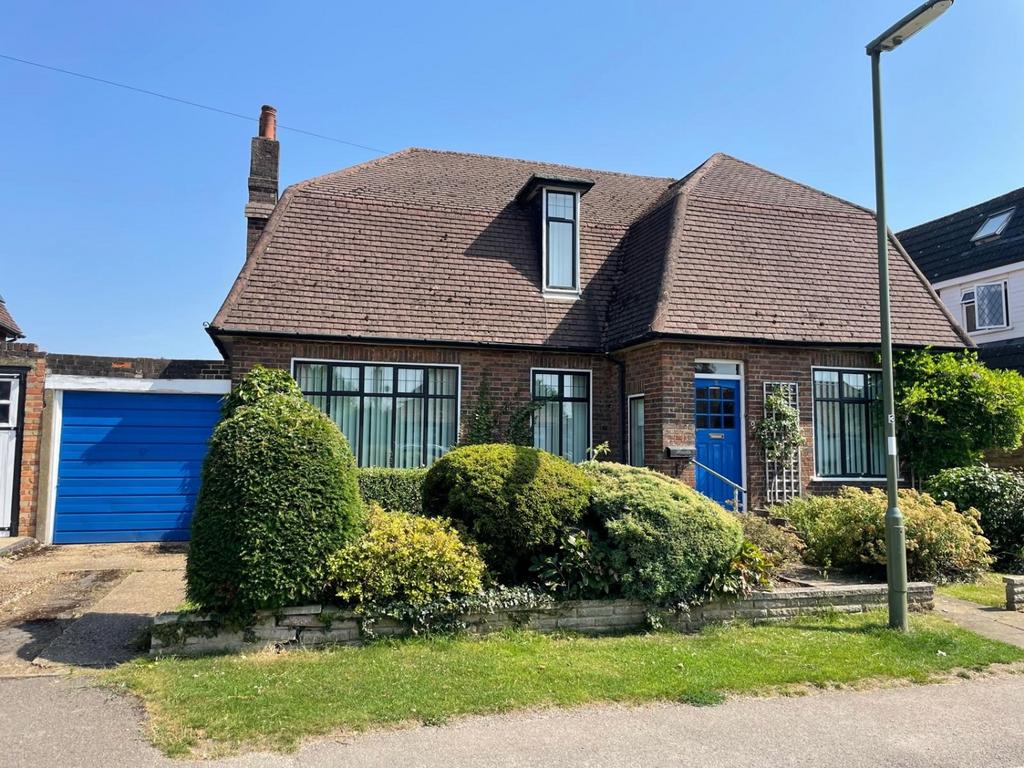 Midway Avenue, Egham, Surrey, TW20 3 bed detached house for sale - £650,000