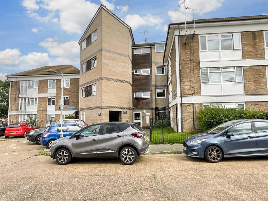 Ravenscourt Drive, Basildon, Essex 2 bed ground floor flat for sale - £ ...