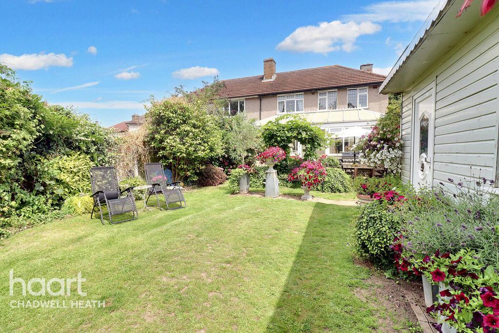 Mayesbrook Road, Essex 4 bed semi-detached house - £500,000