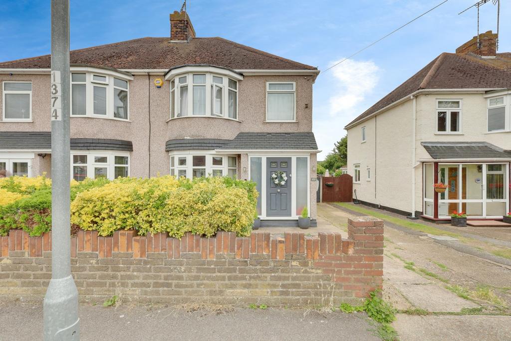 Southwold Crescent, Benfleet, SS7 3 bed semi-detached house - £400,000