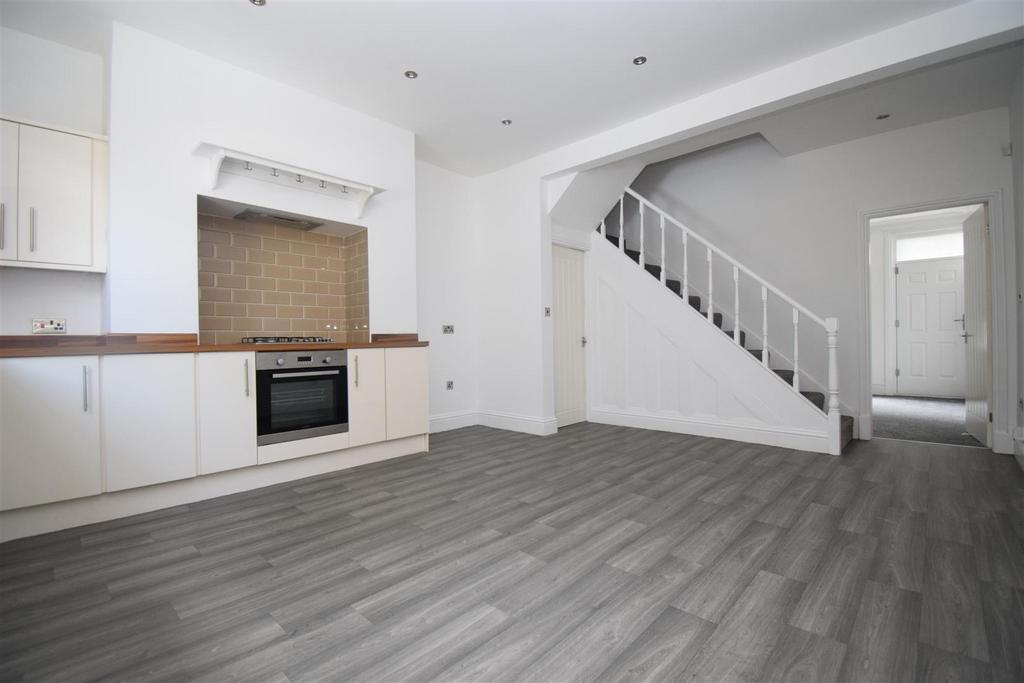 Thornes Road, Wakefield WF2 3 bed end of terrace house - £1,350 pcm (£ ...