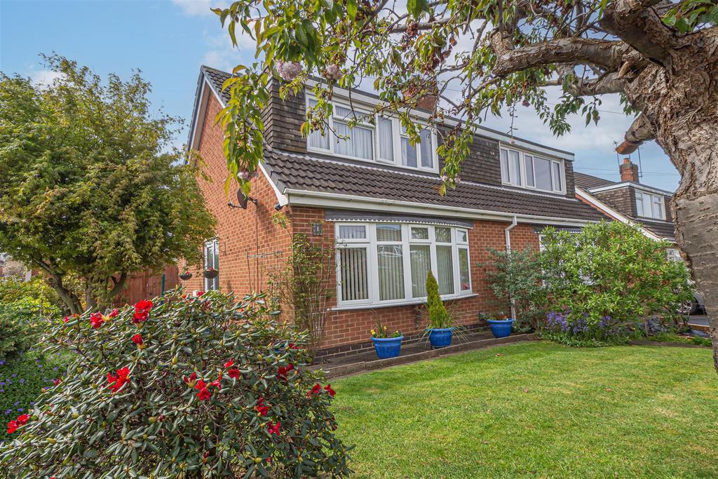 Hall Farm Close, Castle Donington DE74 3 bed semi-detached house - £250,000
